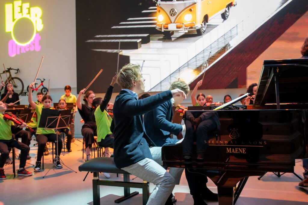 Wijktalentorkest Noord op podium met de pianobroers Jussen - Leerorkest