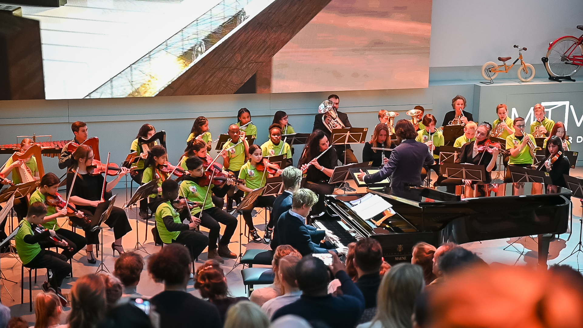 Wijktalentorkest Noord op podium met de pianobroers Jussen - Leerorkest